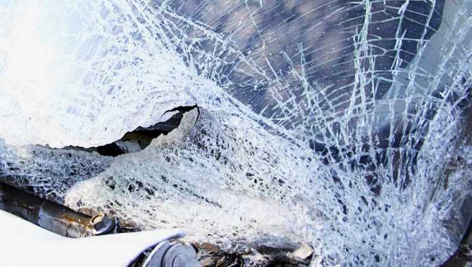Tragedia sfiorata in Puglia: cade trave, auto distrutta a Bisceglie Tragedia sfiorata in Puglia: cade trave, auto distrutta a Bisceglie