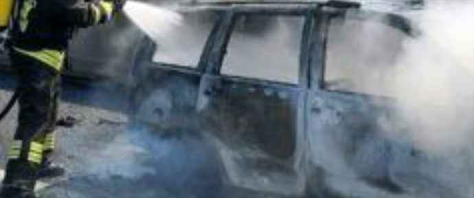 Puglia: auto si incendia durante percorso, tragedia sfiorata a Bisceglie Puglia: auto si incendia durante percorso, tragedia sfiorata a Bisceglie